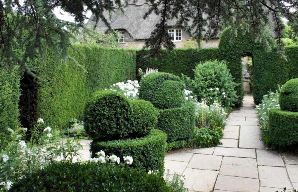 White flower beds, pearly-white landscaping ideas for an all-white garden