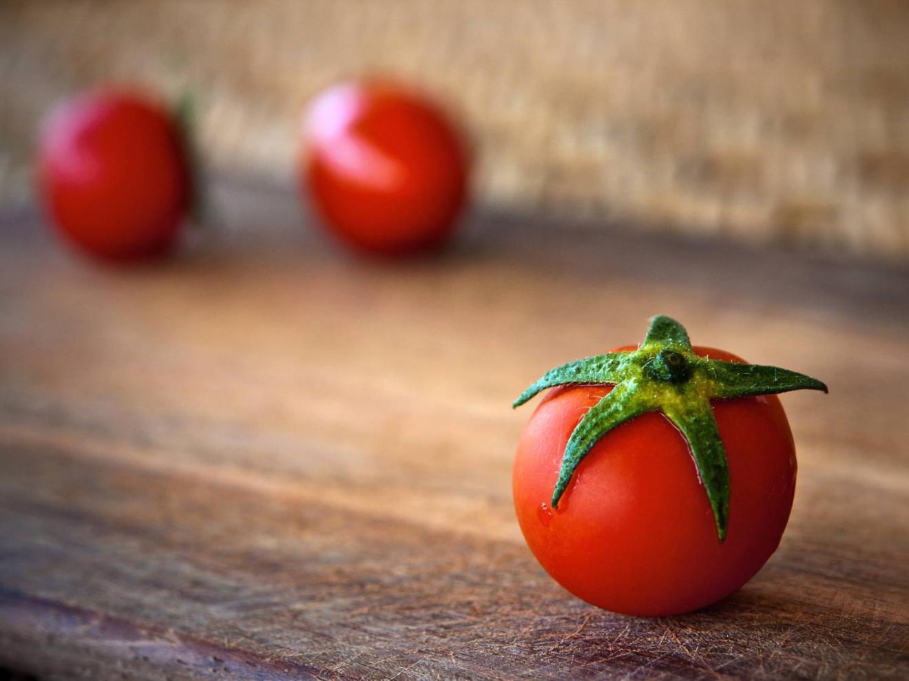 Tomatoes without stakes or cages, grow directly on the ground!